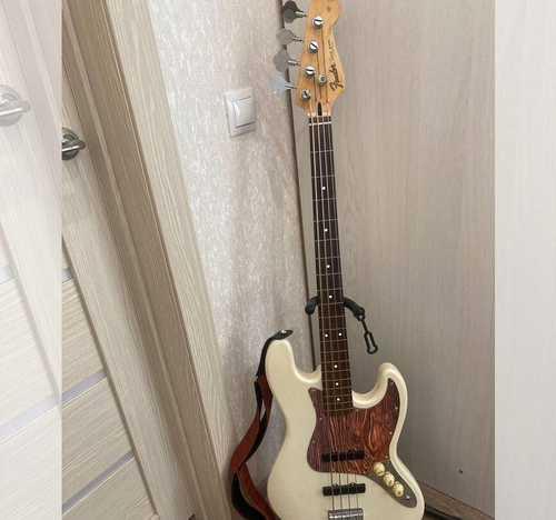 Безладовый Fender Jazz Bass звукосниматели Carvin