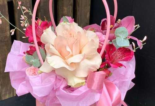 Цветы в сумочке с орхидеей, генистой, розой