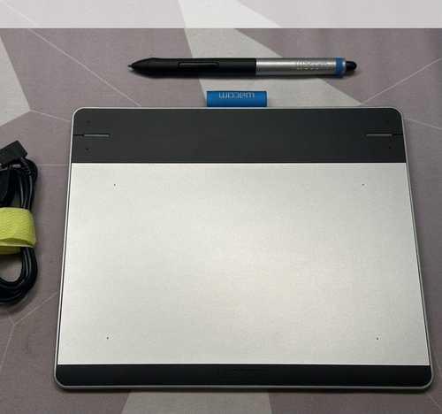 Графический планшет Wacom Intuos Pen & Touch Small