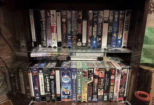 Больше ста VHS-кассет