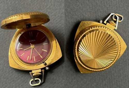 Заря - женские часы-кулон с крышкой в позолоте