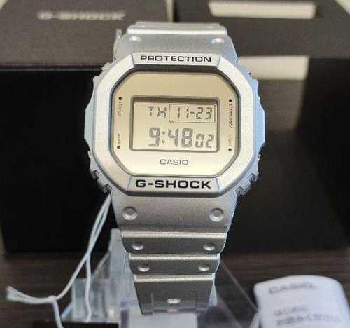 Original casio G-shock DW-5600FF-8E