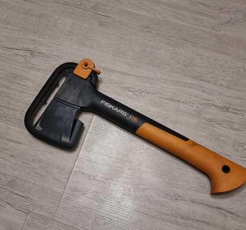 Топор fiskars x7