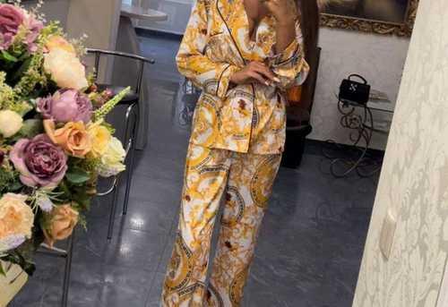 Шелковый костюм в пижамном стиле, принт Versace