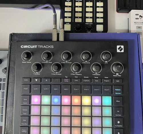 Novation circuit tracks (грувбокс, сэмплер)