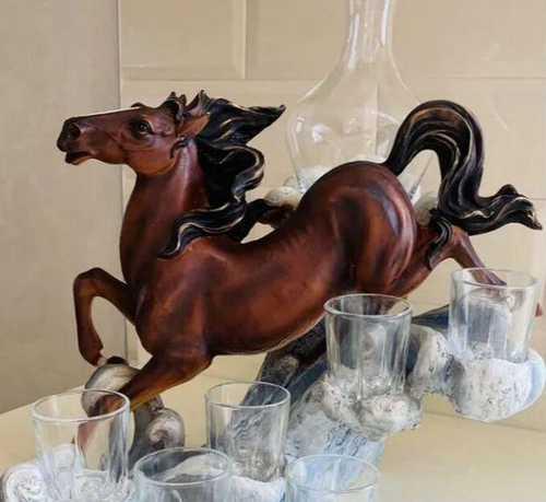 Декоративная статуэтка лошади с графином и рюмками