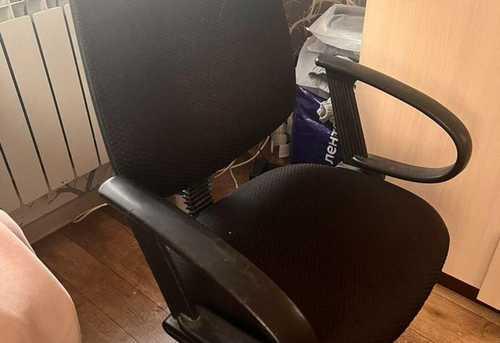 Компьютерное кресло и журнальный стол