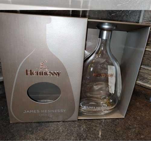 Пустая бутылка Hennessy.   коробка