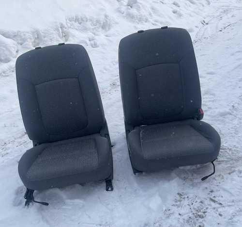 Передние сиденья от Nissan Almera Classic B10