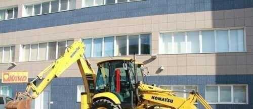 Komatsu WB93R-2 стекло дверное правое