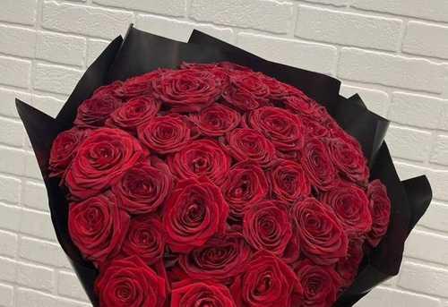 51 красная роза 60 см в черном оформлении