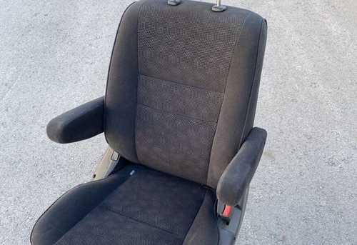 Автомобильное кресло Toyota Alphard