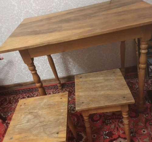Кухонный стол  две табуретки