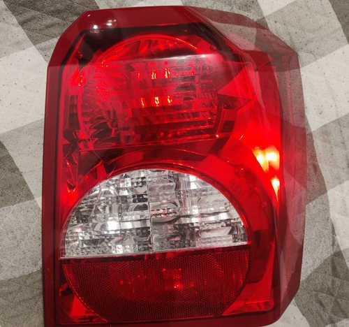 Задний правый фонарь dodge caliber