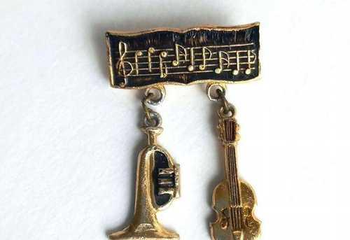 Значок музыкальный с нотами, скрипкой и трубой