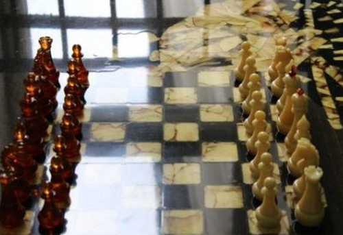 Янтарные шахматы и стол из дуба с янтарём