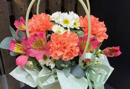 Букет цветов в сумочке с яркими диантусами