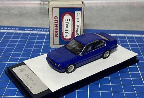 Модель автомобиля BMW E34 5 серия синяя DCM 1:64