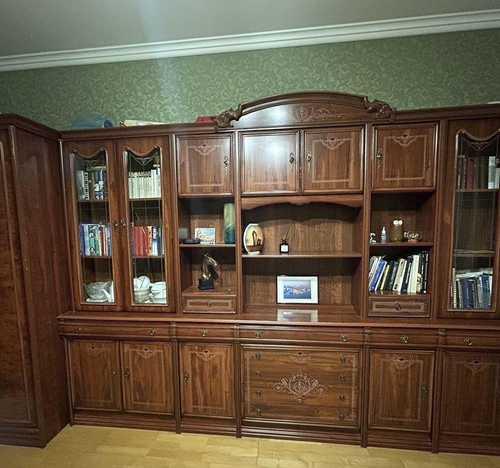 Сервант и стол