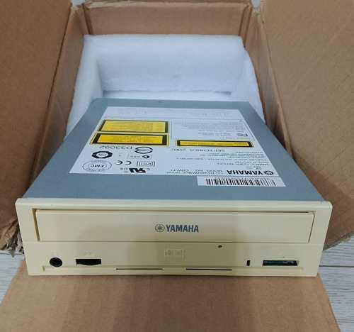 Компьютерный привод Yamaha CRW-F1