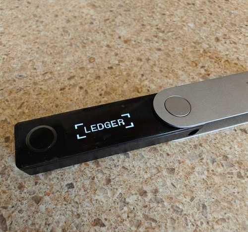 Криптокошелёк Ledger Nano X + Защитный Кейс