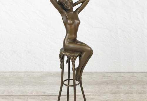 Статуэтка "Обнажённая девушка на стуле"