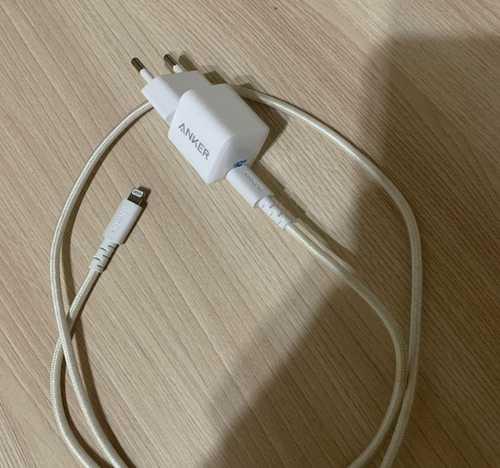Блок и кабель зарядка на iPhone anker