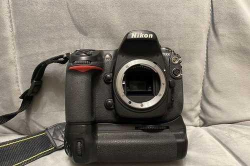 Nikon D300 c батарейной ручкой MB-D10