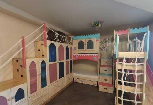 Детская кровать двухъярусная и шкафы