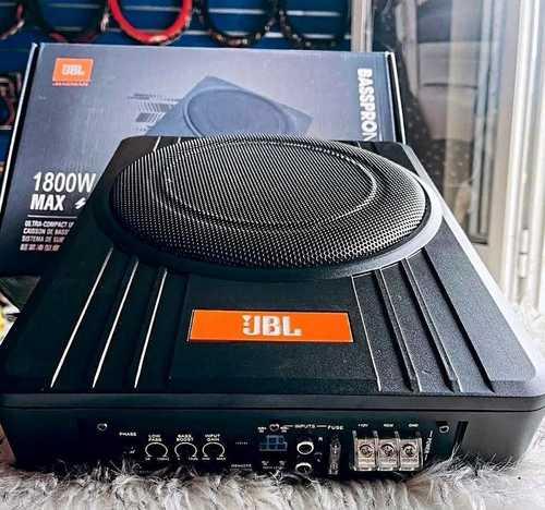 Активный сабвуфер JBL под сиденье