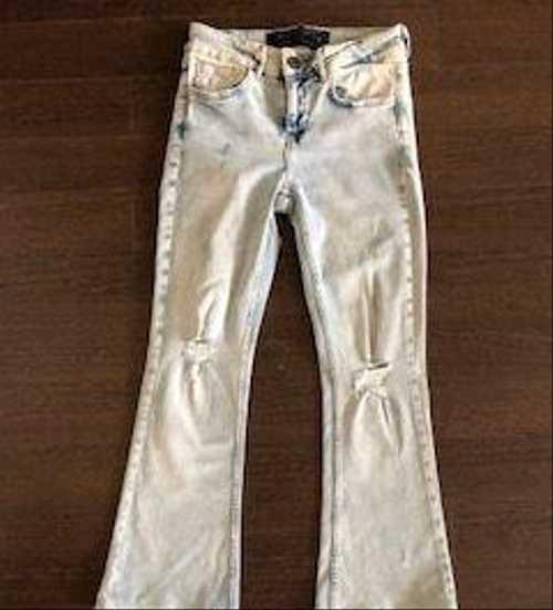 Стильные фирменные джинсы-клеш рваные