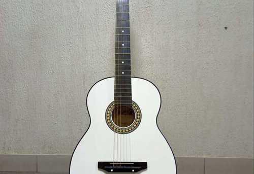 Классическая гитара белого цвета