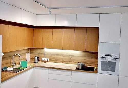 Кухонный гарнитур c высокими навесными шкафами