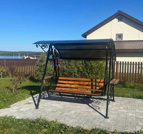 Садовые качели с крышей