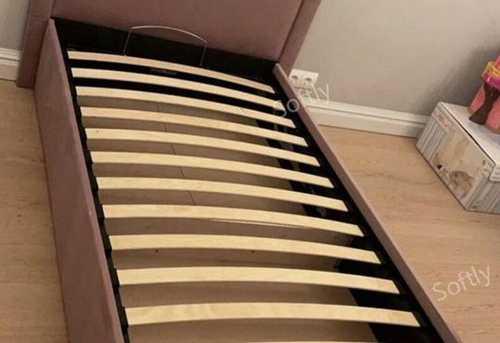 Кровать с мягкой спинкой