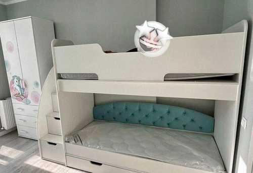 Двухъярусная кровать с мягкой спинкой