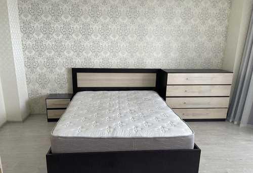 Кровать двухспальная с матрасом и комод