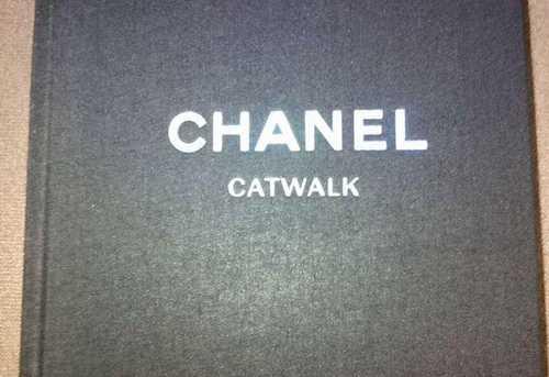 Книга "chanel catwalk"