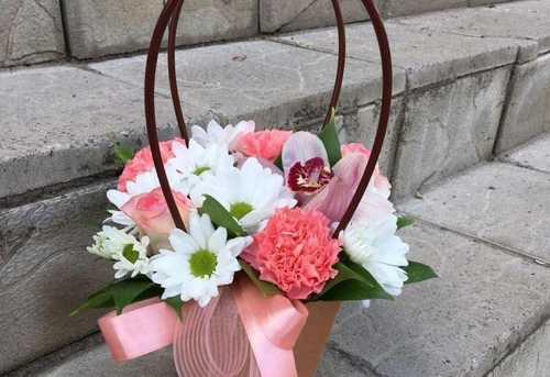 Живые цветы букеты,корзиночки,сумочки