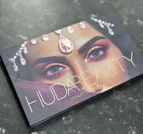 Палетка теней huda beauty