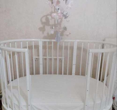 Детская кроватка с маятником