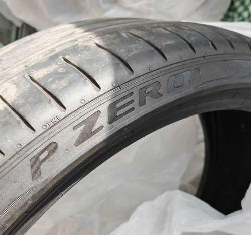 Pirelli P Zero PZ4 245/35 R20 и 275/30 R20 97Y