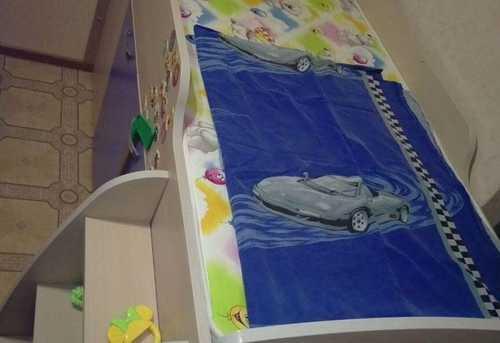 Детская кроватка со встроенными столом и шкафами