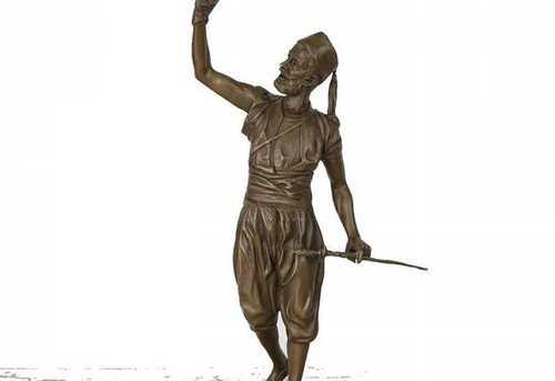 Бронзовая статуэтка "Восточный охотник с соколом"