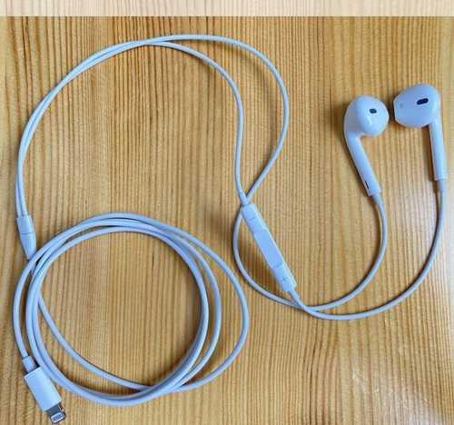 Наушники Apple EarPods с разъёмом Lightning