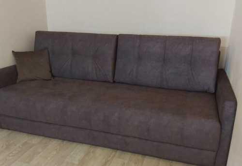 Стильный диван с узкими подлокотниками