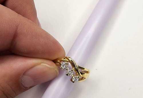Золотое кольцо 750 пробы с тремя бриллиантами