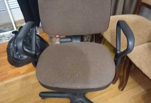 Компьютерное кресло и стул