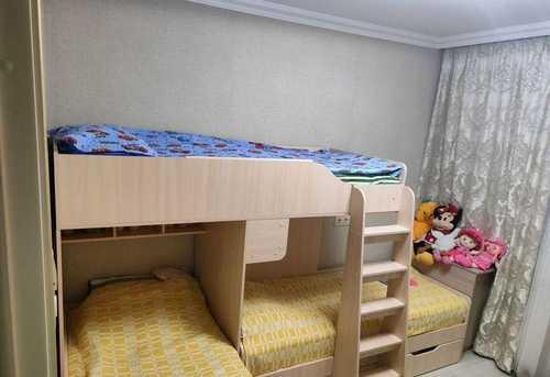 Двухъярусная кровать трио с тремя спальными мест
