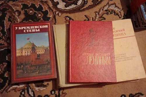 Книги о Ленине, революции и СССР (на фото не все)